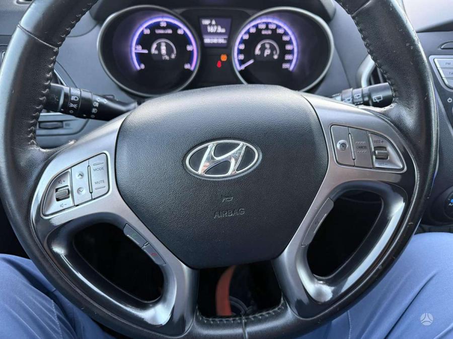 Brown Hyundai ix35 2011 in Taurage, with an engine capacity of 2.00 L and mileage of 248 thousand km for 5200 €, photo 15 on AUTOMOTO.COM.LV