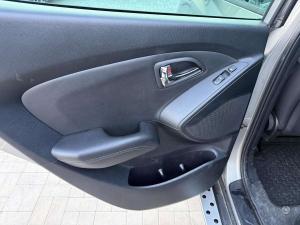 Brown Hyundai ix35 2011 in Taurage, with an engine capacity of 2.00 L and mileage of 248 thousand km for 5200 €, photo 19 on AUTOMOTO.COM.LV