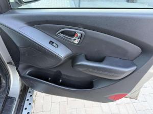Brown Hyundai ix35 2011 in Taurage, with an engine capacity of 2.00 L and mileage of 248 thousand km for 5200 €, photo 21 on AUTOMOTO.COM.LV