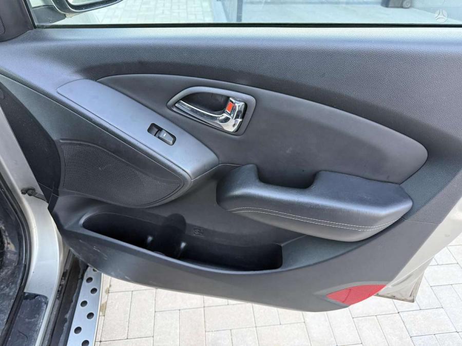 Brown Hyundai ix35 2011 in Taurage, with an engine capacity of 2.00 L and mileage of 248 thousand km for 5200 €, photo 21 on AUTOMOTO.COM.LV