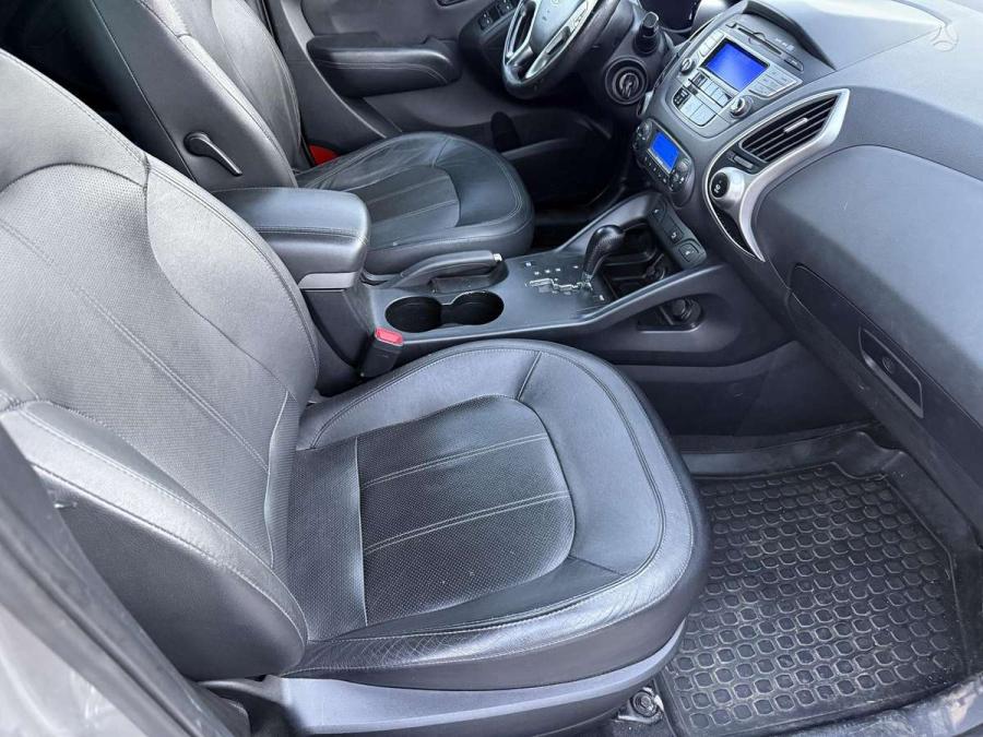 Brown Hyundai ix35 2011 in Taurage, with an engine capacity of 2.00 L and mileage of 248 thousand km for 5200 €, photo 22 on AUTOMOTO.COM.LV