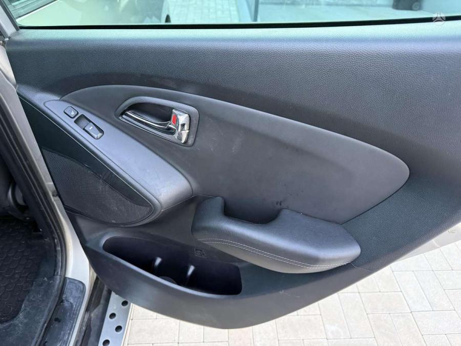 Brown Hyundai ix35 2011 in Taurage, with an engine capacity of 2.00 L and mileage of 248 thousand km for 5200 €, photo 23 on AUTOMOTO.COM.LV