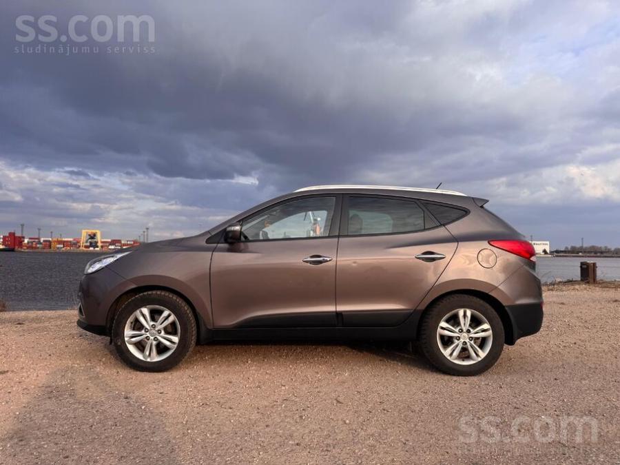Brown Hyundai ix35 2012 in Riga, with an engine capacity of 2.00 L and mileage of 147 thousand km for 7250 €, photo 1 on AUTOMOTO.COM.LV