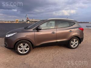 Brown Hyundai ix35 2012 in Riga, with an engine capacity of 2.00 L and mileage of 147 thousand km for 7250 €, photo 3 on AUTOMOTO.COM.LV