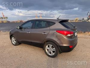 Brown Hyundai ix35 2012 in Riga, with an engine capacity of 2.00 L and mileage of 147 thousand km for 7250 €, photo 4 on AUTOMOTO.COM.LV
