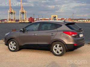 Brown Hyundai ix35 2012 in Riga, with an engine capacity of 2.00 L and mileage of 147 thousand km for 7250 €, photo 5 on AUTOMOTO.COM.LV