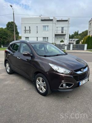 Brown Hyundai ix35 2012 in Riga, with an engine capacity of 2.00 L and mileage of 230 thousand km for 4800 €, photo  on AUTOMOTO.COM.LV
