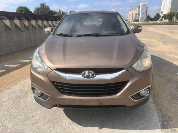 Brown Hyundai ix35 2012 in Marijampole, with an engine capacity of 1.69 L and mileage of 244 thousand km for 4200 €, photo 2 on AUTOMOTO.COM.LV