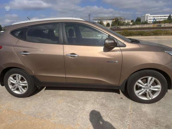 Brown Hyundai ix35 2012 in Marijampole, with an engine capacity of 1.69 L and mileage of 244 thousand km for 4200 €, photo 4 on AUTOMOTO.COM.LV