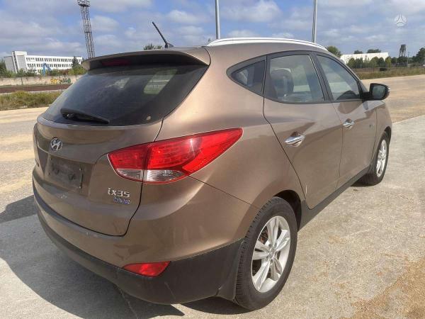 Brown Hyundai ix35 2012 in Marijampole, with an engine capacity of 1.69 L and mileage of 244 thousand km for 4200 €, photo 5 on AUTOMOTO.COM.LV