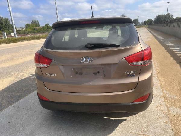 Brown Hyundai ix35 2012 in Marijampole, with an engine capacity of 1.69 L and mileage of 244 thousand km for 4200 €, photo 6 on AUTOMOTO.COM.LV