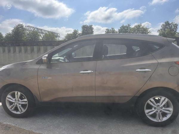 Brown Hyundai ix35 2012 in Marijampole, with an engine capacity of 1.69 L and mileage of 244 thousand km for 4200 €, photo 8 on AUTOMOTO.COM.LV