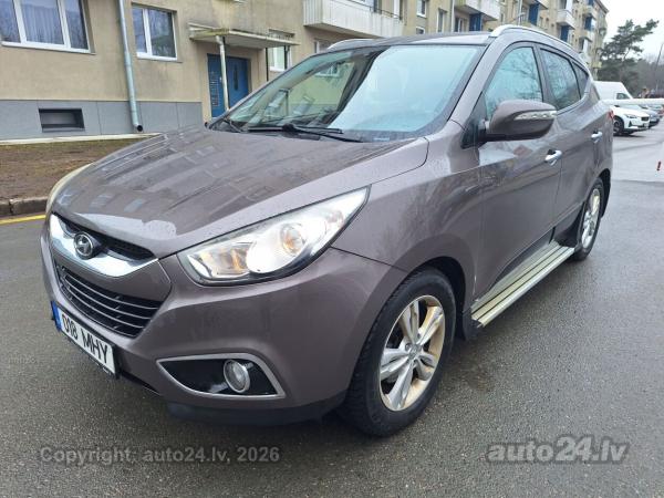 Brown Hyundai ix35 2013 in Tallinn, with an engine capacity of 2.00 L and mileage of 216 thousand km for 6990 €, photo 1 on AUTOMOTO.COM.LV