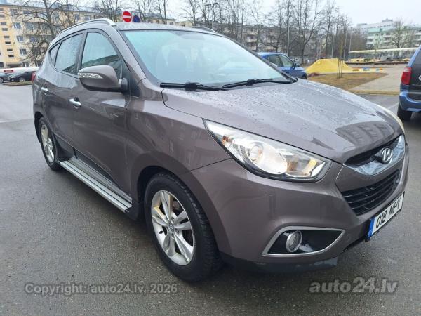 Brown Hyundai ix35 2013 in Tallinn, with an engine capacity of 2.00 L and mileage of 216 thousand km for 6990 €, photo 2 on AUTOMOTO.COM.LV