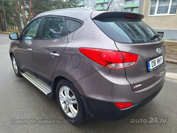 Brown Hyundai ix35 2013 in Tallinn, with an engine capacity of 2.00 L and mileage of 216 thousand km for 6990 €, photo 3 on AUTOMOTO.COM.LV