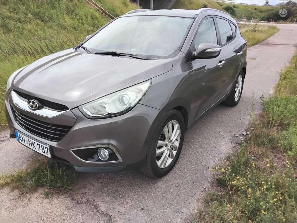 Brown Hyundai ix35 2013 in Siauliai, with an engine capacity of 2.00 L and mileage of 282 thousand km for 5750 €, photo 1 on AUTOMOTO.COM.LV