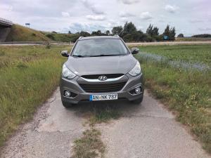 Brown Hyundai ix35 2013 in Siauliai, with an engine capacity of 2.00 L and mileage of 282 thousand km for 5750 €, photo 3 on AUTOMOTO.COM.LV