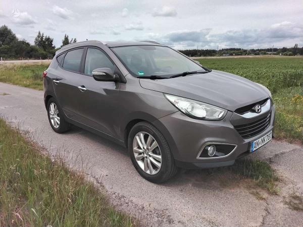 Brown Hyundai ix35 2013 in Siauliai, with an engine capacity of 2.00 L and mileage of 282 thousand km for 5750 €, photo 3 on AUTOMOTO.COM.LV