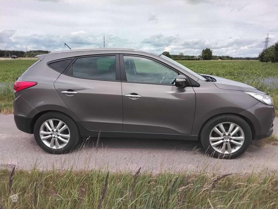 Brown Hyundai ix35 2013 in Siauliai, with an engine capacity of 2.00 L and mileage of 282 thousand km for 5750 €, photo 5 on AUTOMOTO.COM.LV
