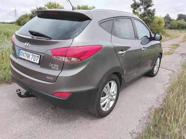Brown Hyundai ix35 2013 in Siauliai, with an engine capacity of 2.00 L and mileage of 282 thousand km for 5750 €, photo 5 on AUTOMOTO.COM.LV