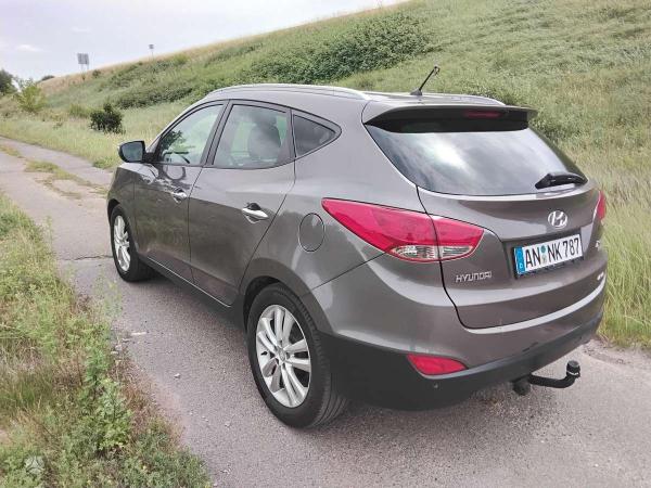 Brown Hyundai ix35 2013 in Siauliai, with an engine capacity of 2.00 L and mileage of 282 thousand km for 5750 €, photo 7 on AUTOMOTO.COM.LV