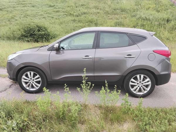 Brown Hyundai ix35 2013 in Siauliai, with an engine capacity of 2.00 L and mileage of 282 thousand km for 5750 €, photo 8 on AUTOMOTO.COM.LV