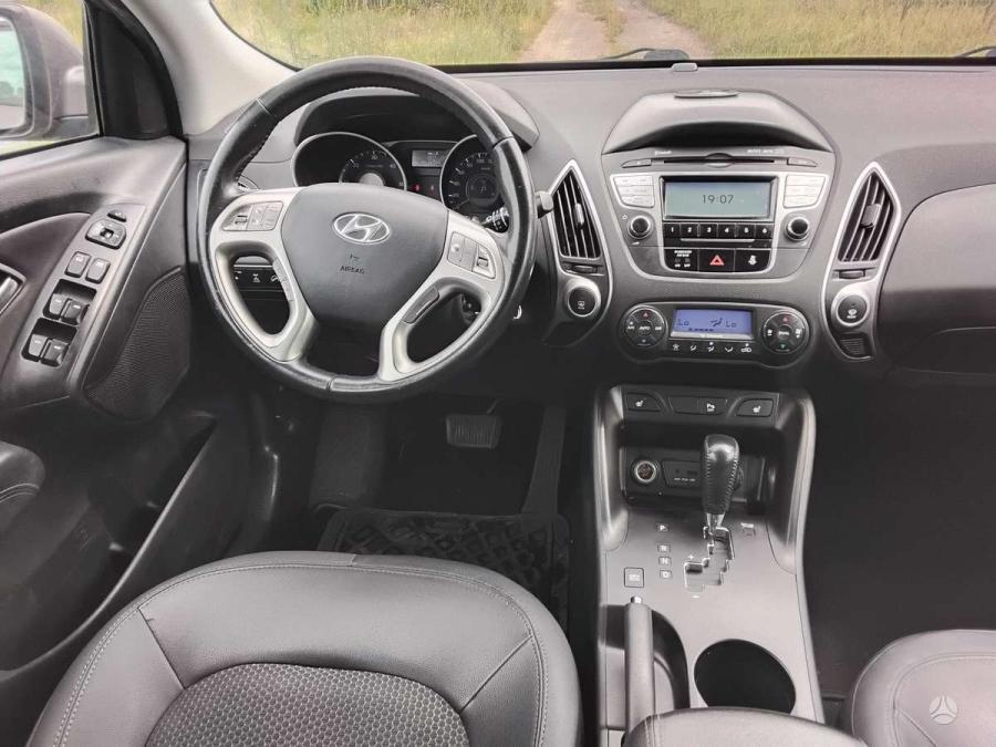 Brown Hyundai ix35 2013 in Siauliai, with an engine capacity of 2.00 L and mileage of 282 thousand km for 5750 €, photo 10 on AUTOMOTO.COM.LV