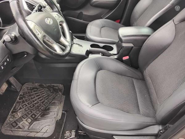 Brown Hyundai ix35 2013 in Siauliai, with an engine capacity of 2.00 L and mileage of 282 thousand km for 5750 €, photo 10 on AUTOMOTO.COM.LV