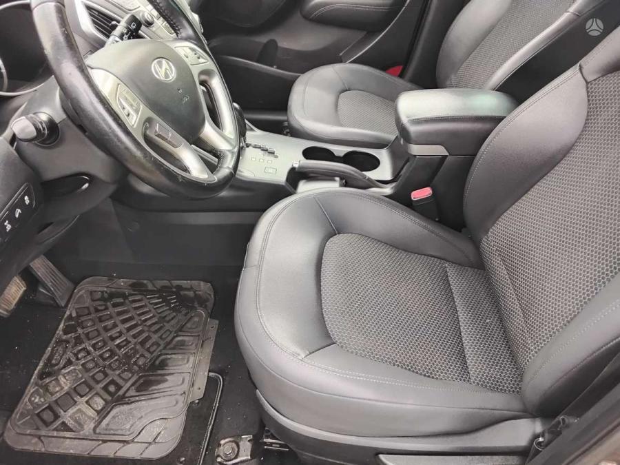 Brown Hyundai ix35 2013 in Siauliai, with an engine capacity of 2.00 L and mileage of 282 thousand km for 5750 €, photo 11 on AUTOMOTO.COM.LV