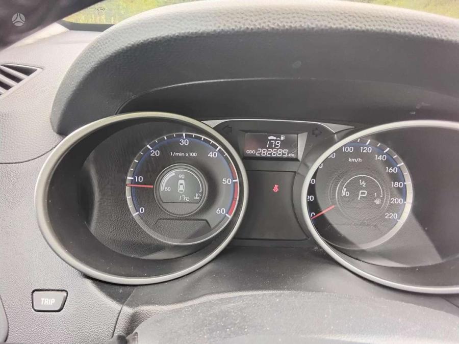 Brown Hyundai ix35 2013 in Siauliai, with an engine capacity of 2.00 L and mileage of 282 thousand km for 5750 €, photo 13 on AUTOMOTO.COM.LV