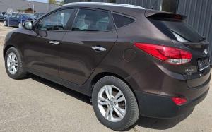 Brown Hyundai ix35 2013 in Rokiskis, with an engine capacity of 2.00 L and mileage of 237 thousand km for 5400 €, photo 6 on AUTOMOTO.COM.LV