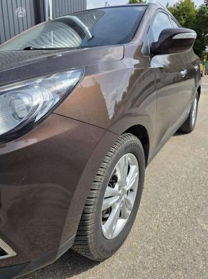 Brown Hyundai ix35 2013 in Rokiskis, with an engine capacity of 2.00 L and mileage of 237 thousand km for 5400 €, photo 8 on AUTOMOTO.COM.LV