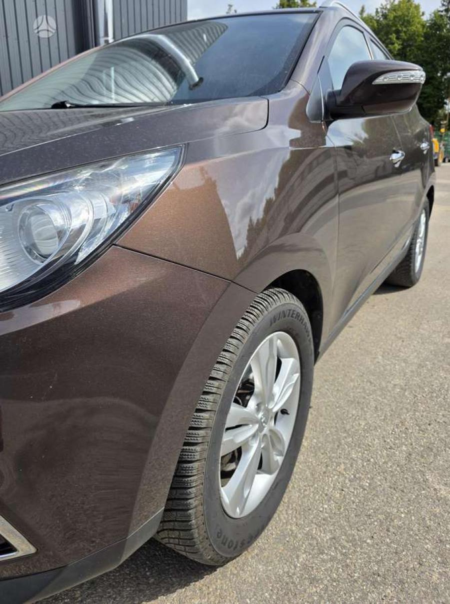 Brown Hyundai ix35 2013 in Rokiskis, with an engine capacity of 2.00 L and mileage of 237 thousand km for 5400 €, photo 8 on AUTOMOTO.COM.LV