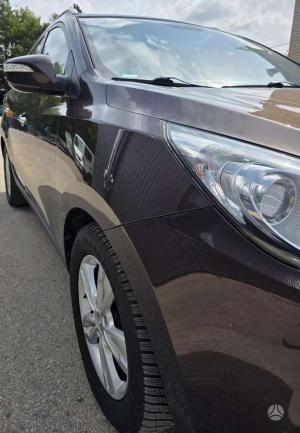 Brown Hyundai ix35 2013 in Rokiskis, with an engine capacity of 2.00 L and mileage of 237 thousand km for 5400 €, photo 9 on AUTOMOTO.COM.LV