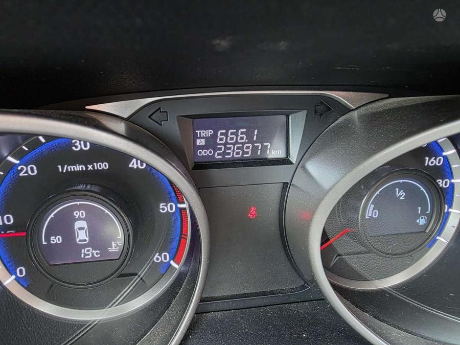 Brown Hyundai ix35 2013 in Rokiskis, with an engine capacity of 2.00 L and mileage of 237 thousand km for 5400 €, photo 10 on AUTOMOTO.COM.LV
