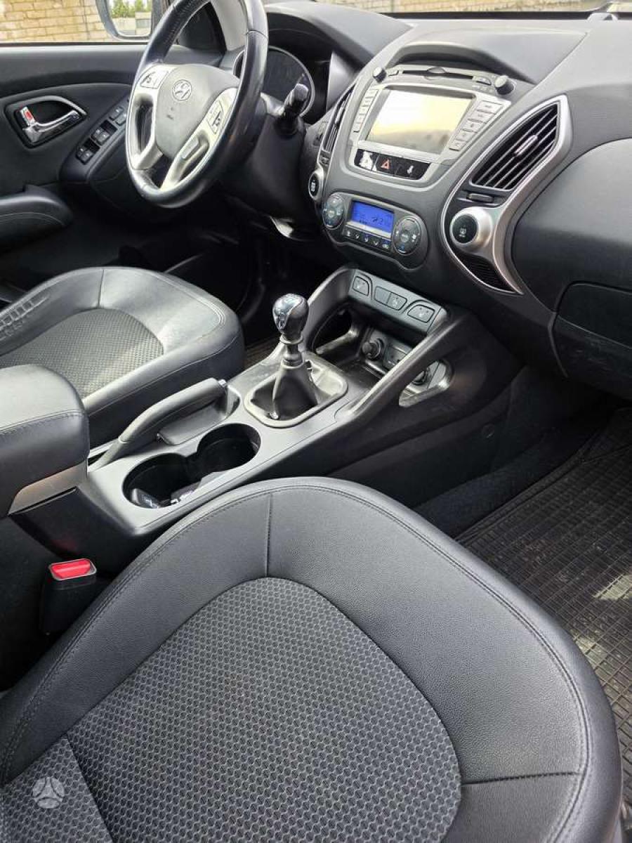 Brown Hyundai ix35 2013 in Rokiskis, with an engine capacity of 2.00 L and mileage of 237 thousand km for 5400 €, photo 13 on AUTOMOTO.COM.LV