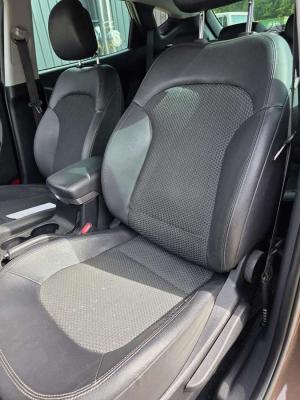 Brown Hyundai ix35 2013 in Rokiskis, with an engine capacity of 2.00 L and mileage of 237 thousand km for 5400 €, photo 14 on AUTOMOTO.COM.LV