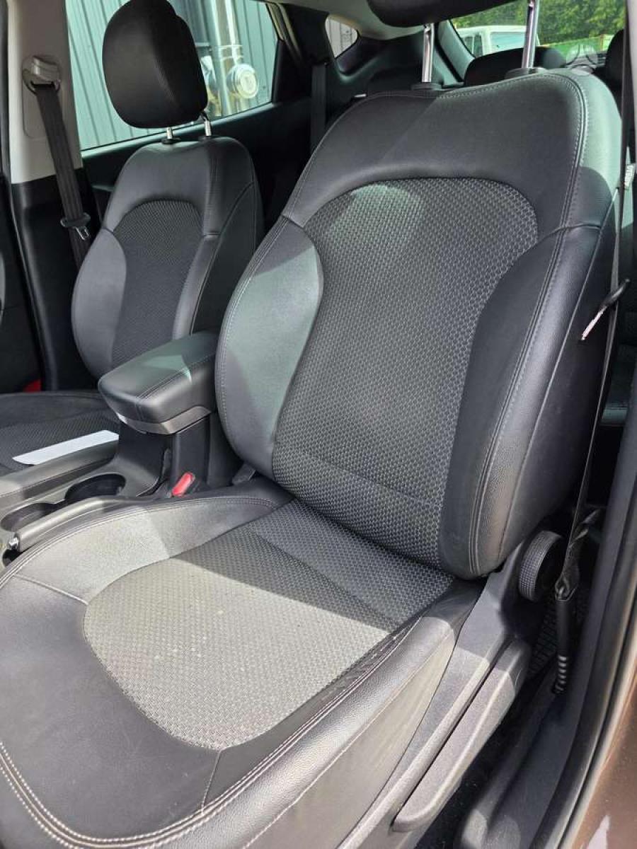 Brown Hyundai ix35 2013 in Rokiskis, with an engine capacity of 2.00 L and mileage of 237 thousand km for 5400 €, photo 14 on AUTOMOTO.COM.LV