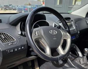 Brown Hyundai ix35 2013 in Rokiskis, with an engine capacity of 2.00 L and mileage of 237 thousand km for 5400 €, photo 15 on AUTOMOTO.COM.LV
