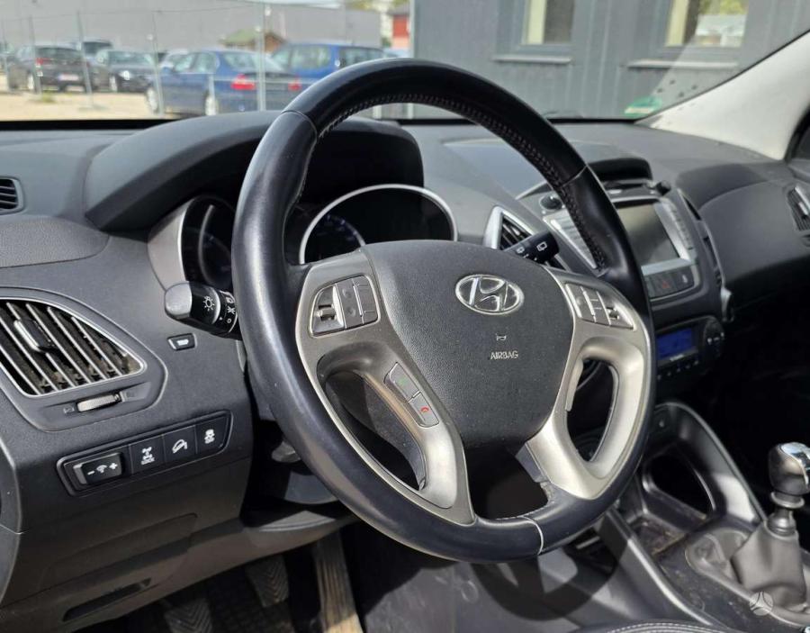 Brown Hyundai ix35 2013 in Rokiskis, with an engine capacity of 2.00 L and mileage of 237 thousand km for 5400 €, photo 15 on AUTOMOTO.COM.LV
