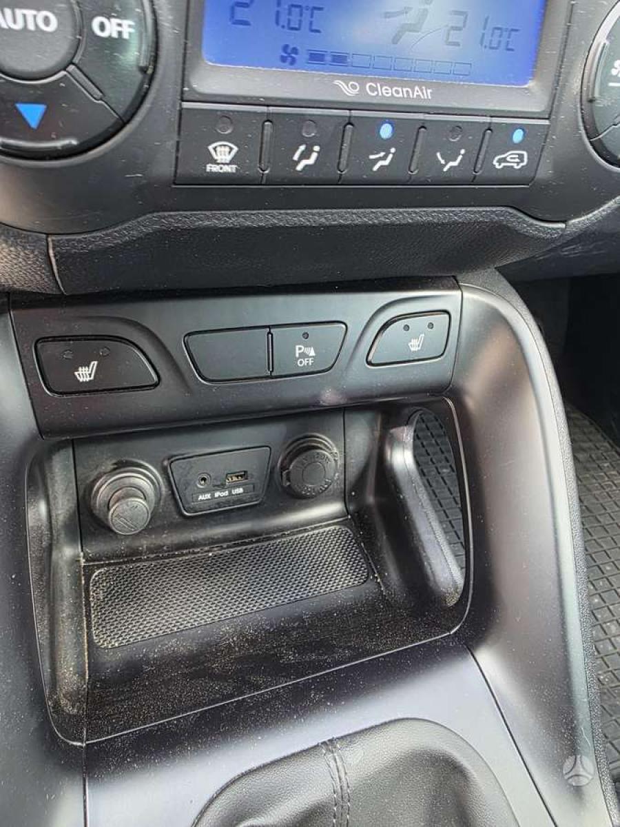 Brown Hyundai ix35 2013 in Rokiskis, with an engine capacity of 2.00 L and mileage of 237 thousand km for 5400 €, photo 21 on AUTOMOTO.COM.LV