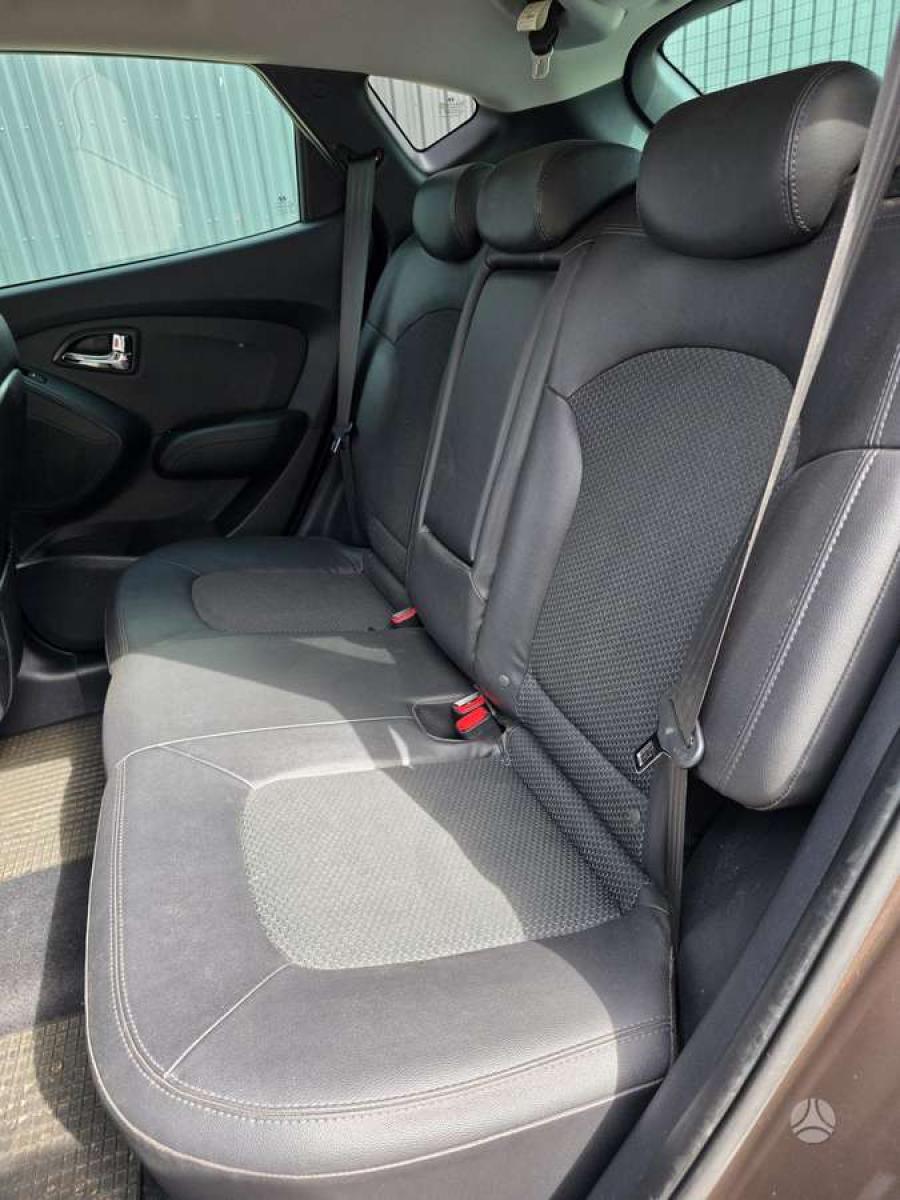 Brown Hyundai ix35 2013 in Rokiskis, with an engine capacity of 2.00 L and mileage of 237 thousand km for 5400 €, photo 24 on AUTOMOTO.COM.LV