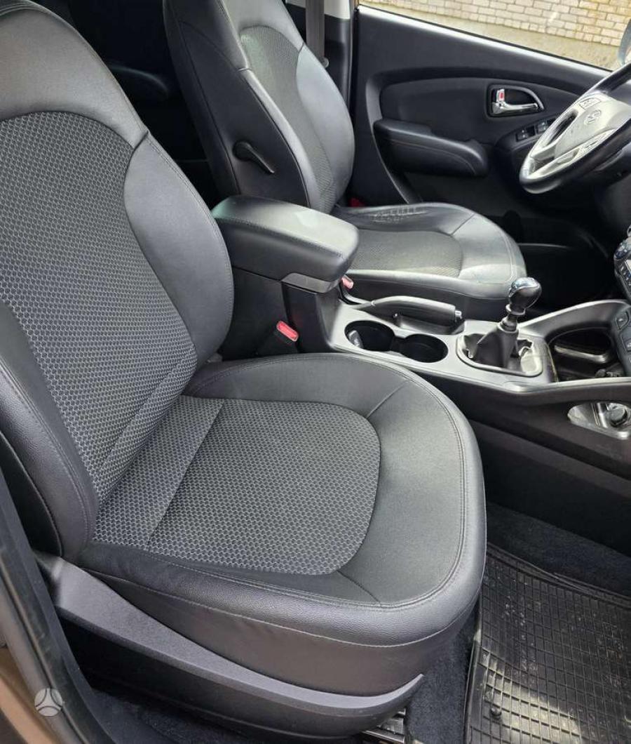 Brown Hyundai ix35 2013 in Rokiskis, with an engine capacity of 2.00 L and mileage of 237 thousand km for 5400 €, photo 26 on AUTOMOTO.COM.LV