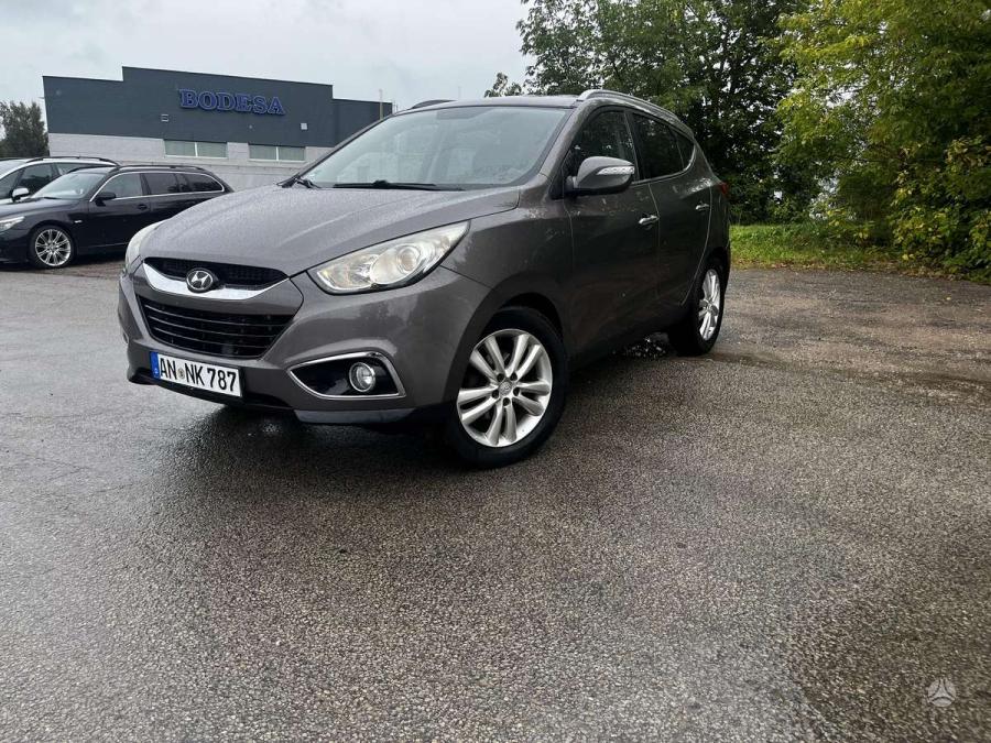 Brown Hyundai ix35 2013 in Siauliai, with an engine capacity of 2.00 L and mileage of 283 thousand km for 5900 €, photo 1 on AUTOMOTO.COM.LV