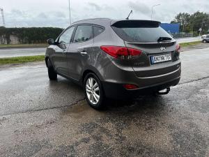 Brown Hyundai ix35 2013 in Siauliai, with an engine capacity of 2.00 L and mileage of 283 thousand km for 5900 €, photo 4 on AUTOMOTO.COM.LV