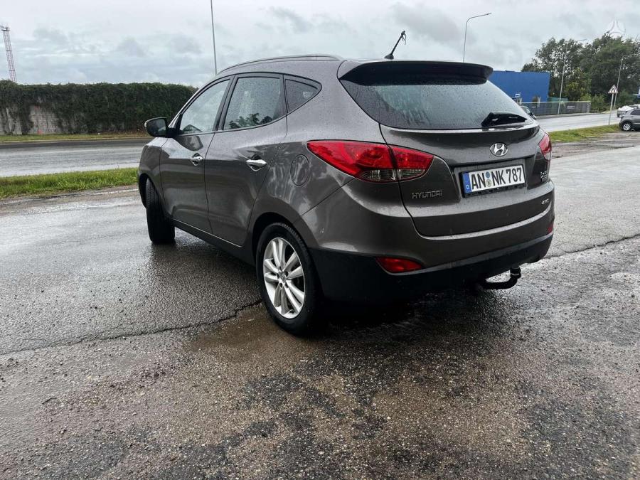 Brown Hyundai ix35 2013 in Siauliai, with an engine capacity of 2.00 L and mileage of 283 thousand km for 5900 €, photo 4 on AUTOMOTO.COM.LV