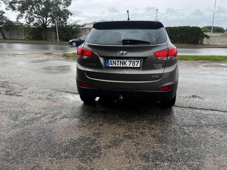 Brown Hyundai ix35 2013 in Siauliai, with an engine capacity of 2.00 L and mileage of 283 thousand km for 5900 €, photo 5 on AUTOMOTO.COM.LV