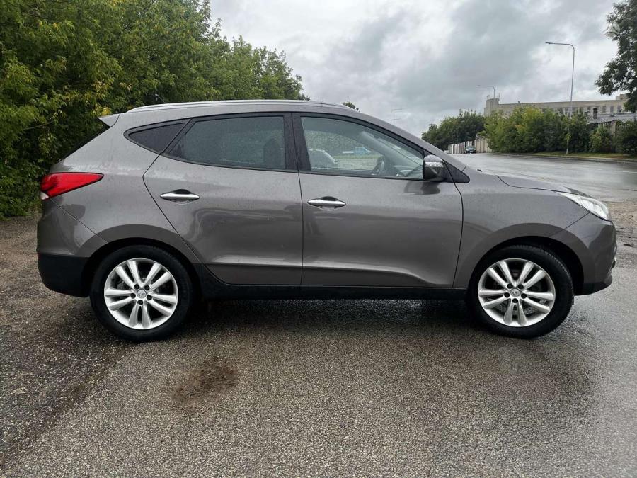 Brown Hyundai ix35 2013 in Siauliai, with an engine capacity of 2.00 L and mileage of 283 thousand km for 5900 €, photo 7 on AUTOMOTO.COM.LV