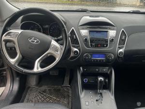 Brown Hyundai ix35 2013 in Siauliai, with an engine capacity of 2.00 L and mileage of 283 thousand km for 5900 €, photo 10 on AUTOMOTO.COM.LV