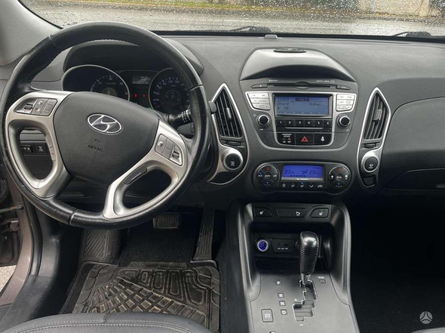 Brown Hyundai ix35 2013 in Siauliai, with an engine capacity of 2.00 L and mileage of 283 thousand km for 5900 €, photo 10 on AUTOMOTO.COM.LV